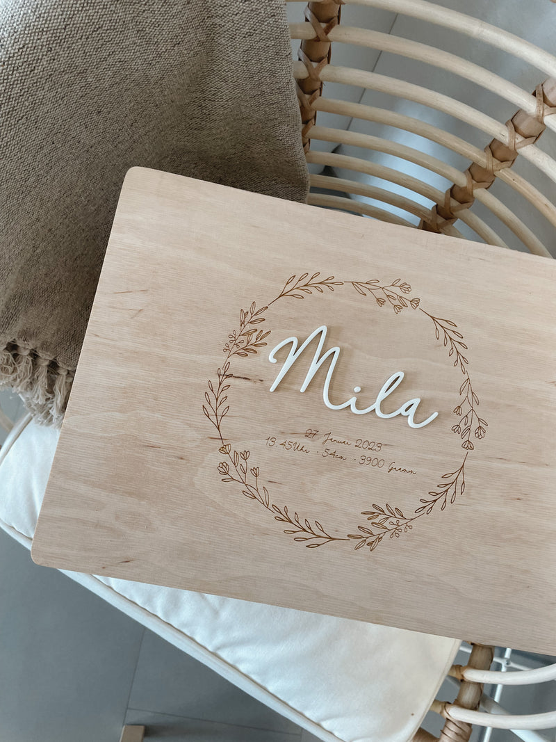 Erinnerungskiste Blumenkranz + aufgesetzter Schriftzug